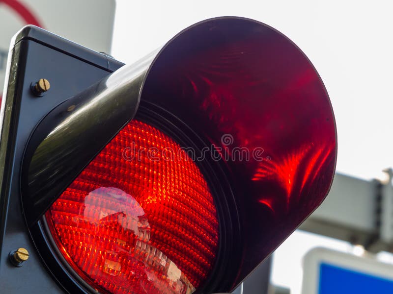 Rotes Licht an einer Ampel stockfoto. Bild von gerade - 37731414