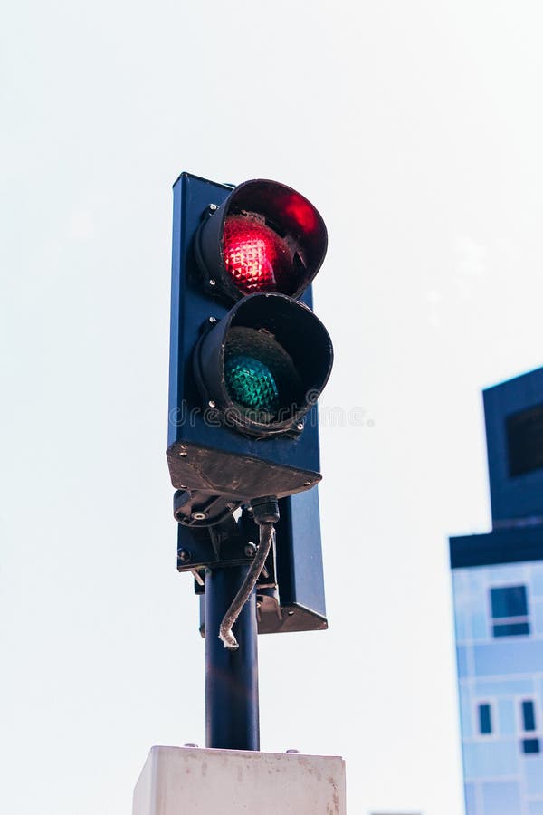 Rotes Licht an einer Ampel stockfoto. Bild von vertretung - 153569206