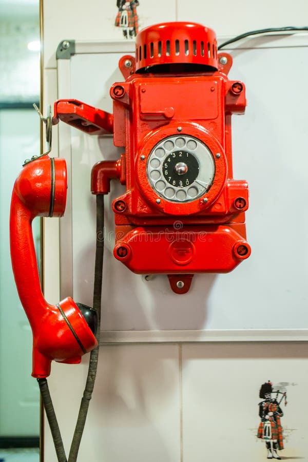 Rotes Seltenes Telefon Mit Einer Scheibe Und Einem Rohr Stockfoto ...