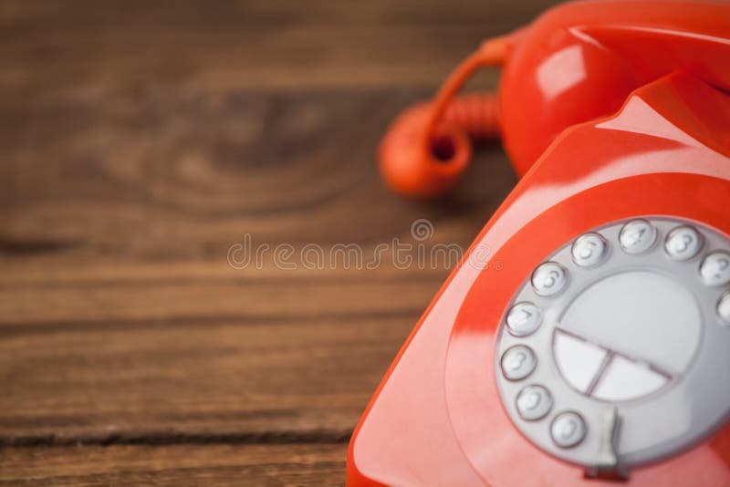 Rotes Telefon Auf Holztisch Stockbild - Bild von hölzern, platz: 56800487
