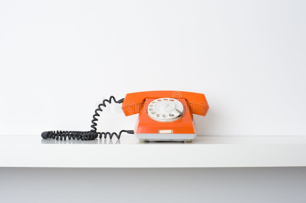 Rotes Telefon auf Regal stockbild. Bild von hintergrund - 12899737