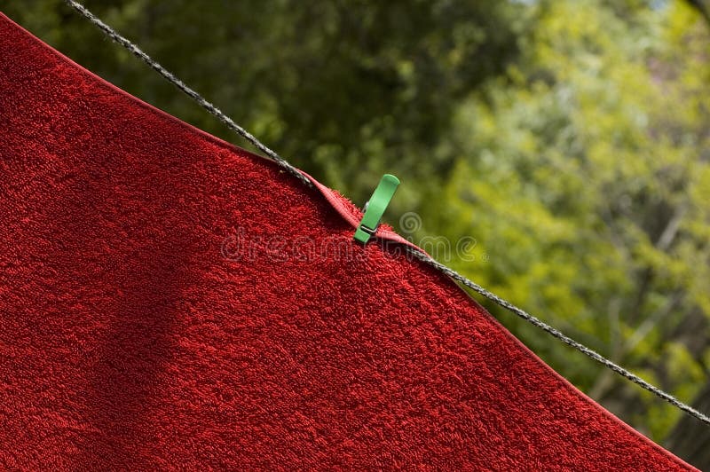 Rotes Tuch auf Draht stockfoto. Bild von wischer, tuch - 2928586