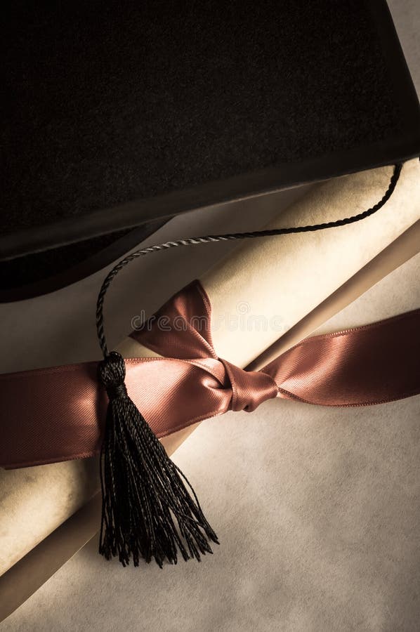 Rotolo Del Diploma Della Pergamena E Del Tocco Legato Con Il Nastro ...