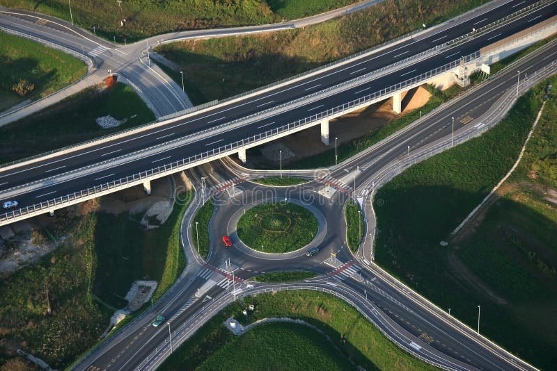 Segno Di Traffico Stradale Della Strada Trasversale Della Rotonda ...