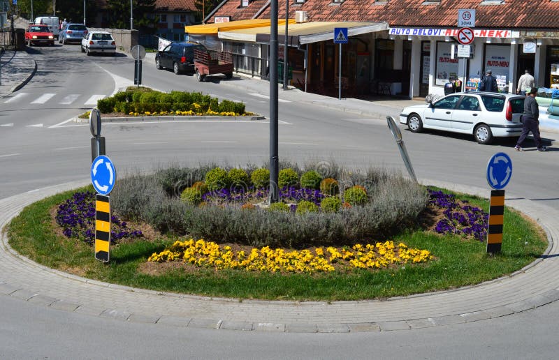 Rotonda En Una Ciudad Llena De Flores Imagen de archivo editorial ...