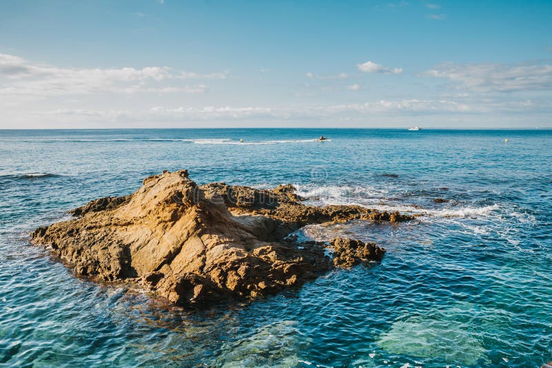 Rots in De Middellandse Zee in Spanje Stock Foto - Image of landschap ...