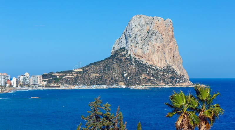 Rots van Calpe, Spanje stock afbeelding. Image of stad - 148266897