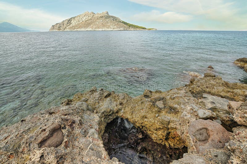 Rots in zee stock foto. Image of blauw, toerisme, kust - 245488878