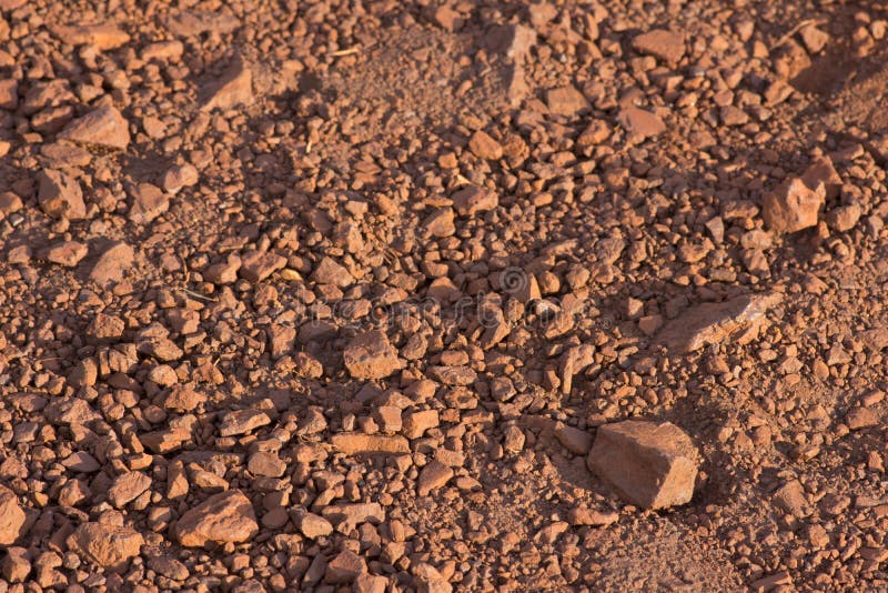 Rotsachtige rode aarde stock foto. Image of nave, stenen - 62800906