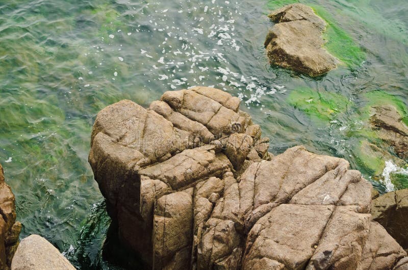 Rotsen stock foto. Image of overzees, rimpeling, openlucht - 36442366