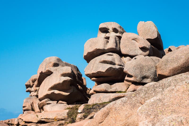 Rotsen Op Kust Van Het Graniet Van Bretagne De Roze In Frankrijk Stock ...