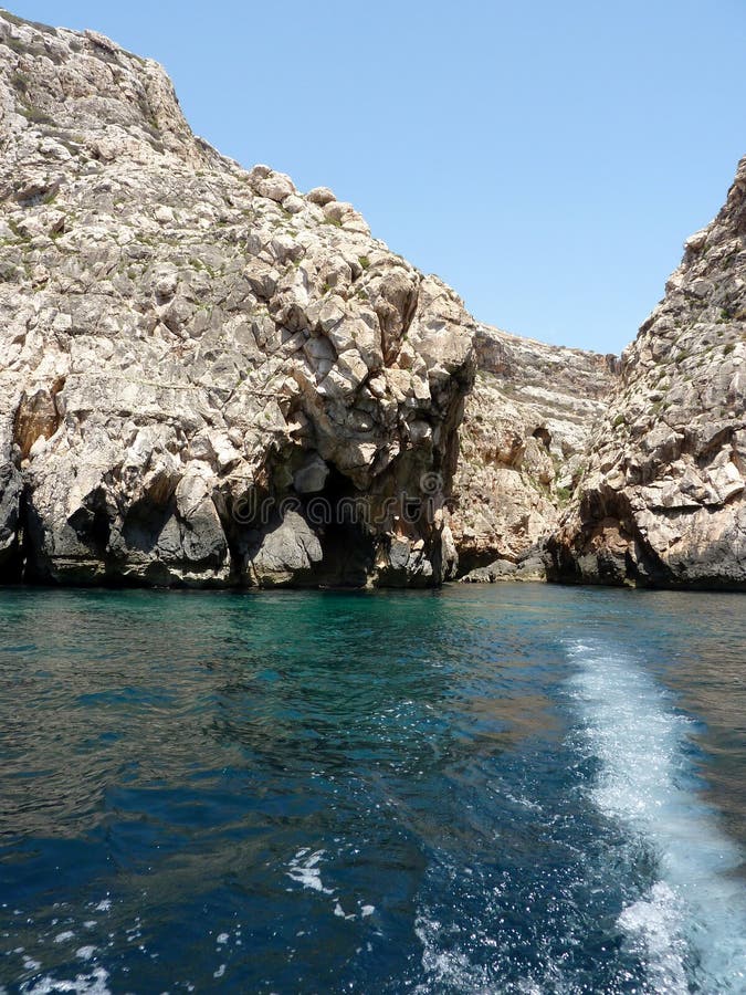 Rotsen en water stock afbeelding. Image of tafereel, zand - 15144597