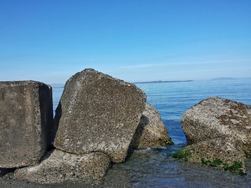Rotsen in het overzees stock afbeelding. Image of rotsen - 70166491