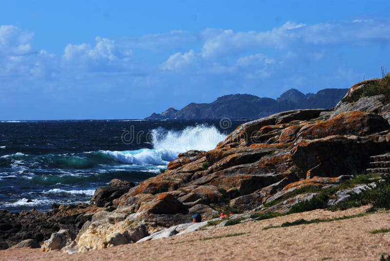 Rotsen in het overzees stock afbeelding. Image of getijde - 94334161