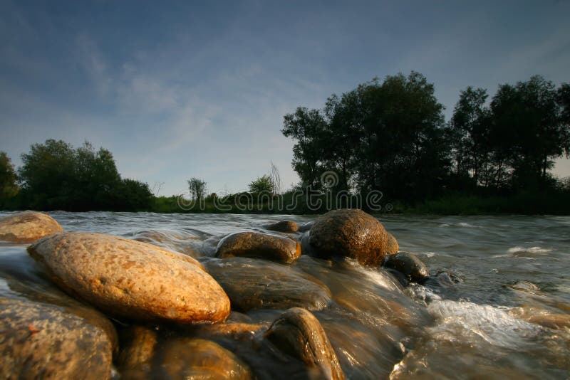 Rotsen in het rivierbed stock foto. Image of zonsopgang - 1087780