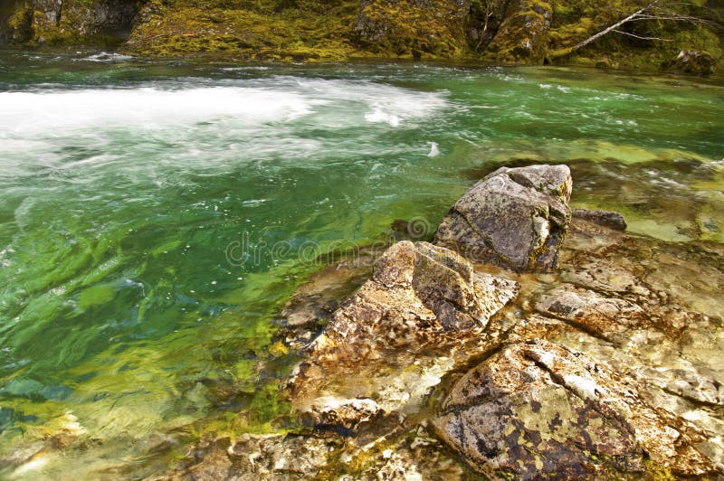 Rotsen Met Smaragdgroen Water Stock Afbeelding - Image of reis, mooi ...