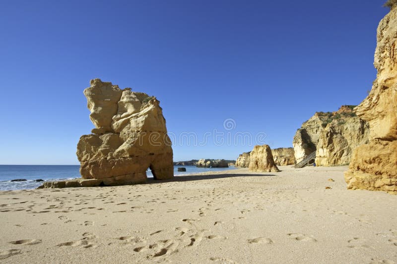 Rotsen Bij Praia Da Rocha in Portugal Stock Afbeelding - Image of ...