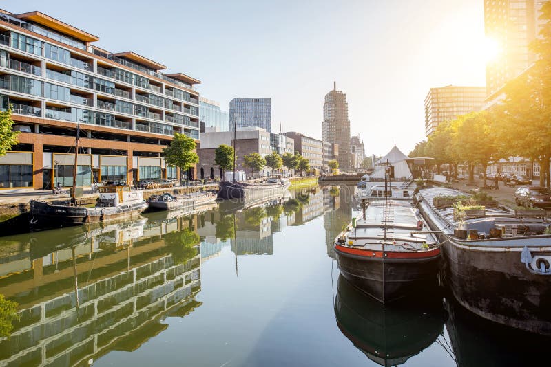 Rotterdam-Stadt In Den Niederlanden Stockfoto - Bild von grenzstein ...