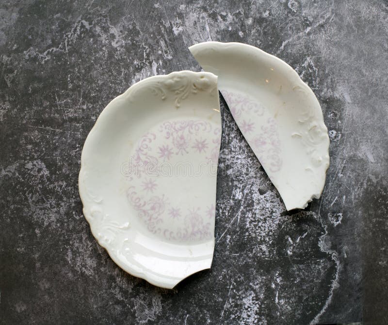 Piatto Rotto Con Una Forcella Sulla Superficie Di Grey Immagine Stock ...