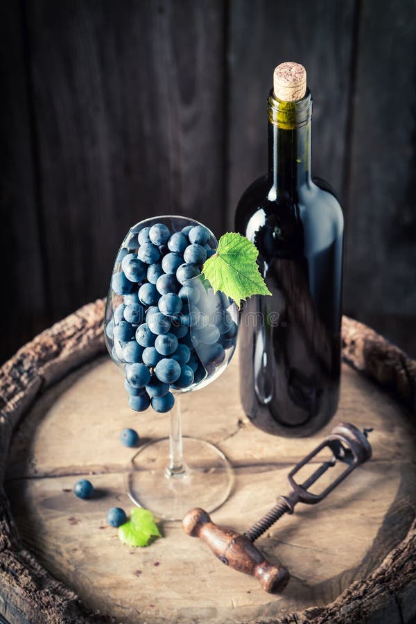 Rotwein In Der Flasche Und In Den Trauben Im Glas Stockfoto - Bild von ...