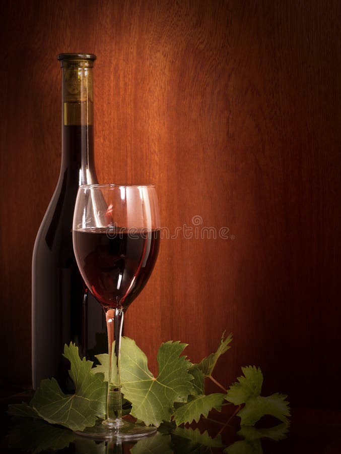 Rotwein Glas und Flasche stockfoto. Bild von taste, stilvoll - 26819786