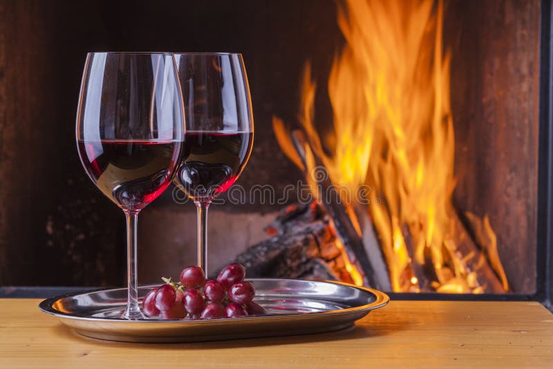 Rotwein Und Trauben am Kamin Stockfoto - Bild von weihnachten, flamme ...