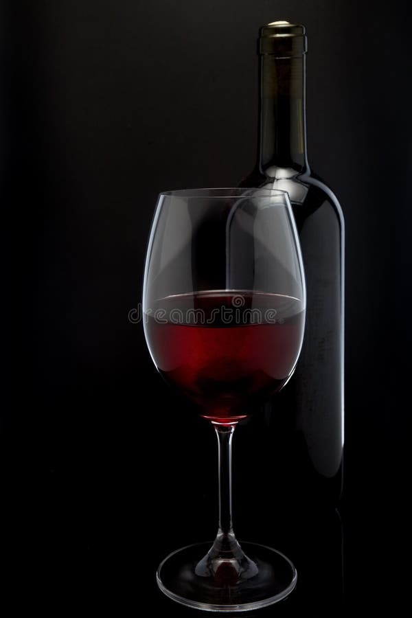 Rotweinglas Und Eine Flasche Im Schwarzen Hintergrund Stockfoto - Bild ...