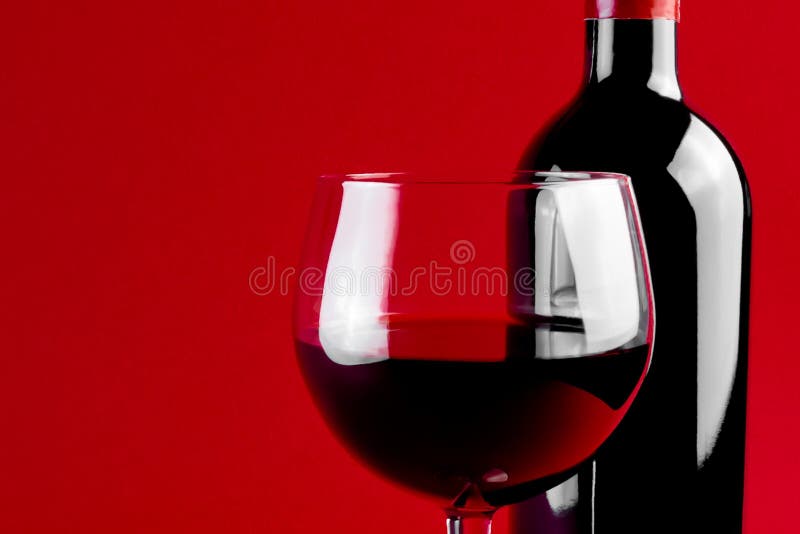 Rotweinglas und -flasche stockfoto. Bild von glas, flüssigkeit - 22808768
