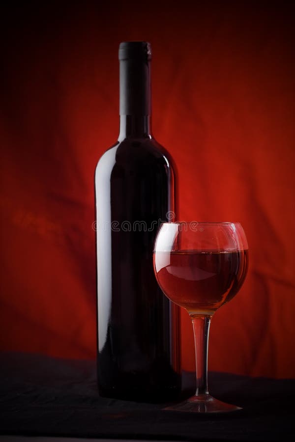 Rotweinglas und -flasche stockfoto. Bild von produkt, einzelteil - 6401812