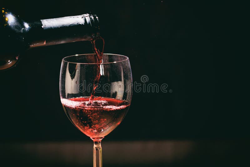 Rotweinglas und -flasche stockfoto. Bild von abendessen - 82222892