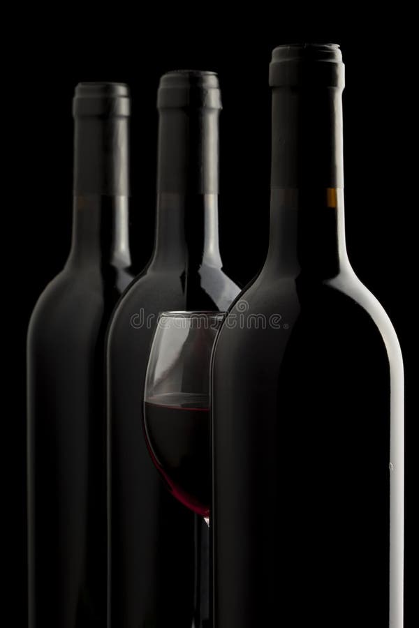Rotweinglas Und Flaschen Eines Weins Im Schwarzen Backgro Stockbild ...