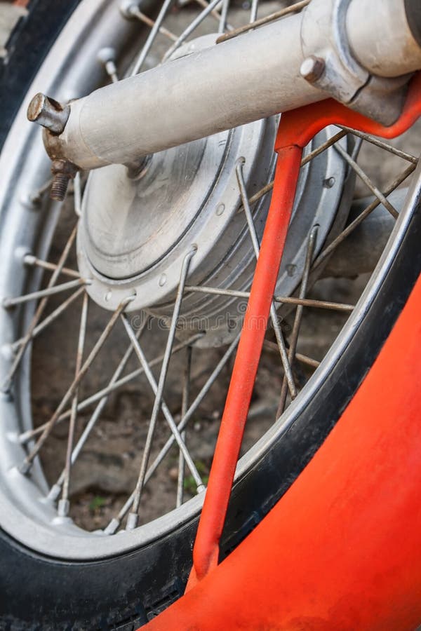 Roue de moto photo stock. Image du gris, personne, moto - 64144394
