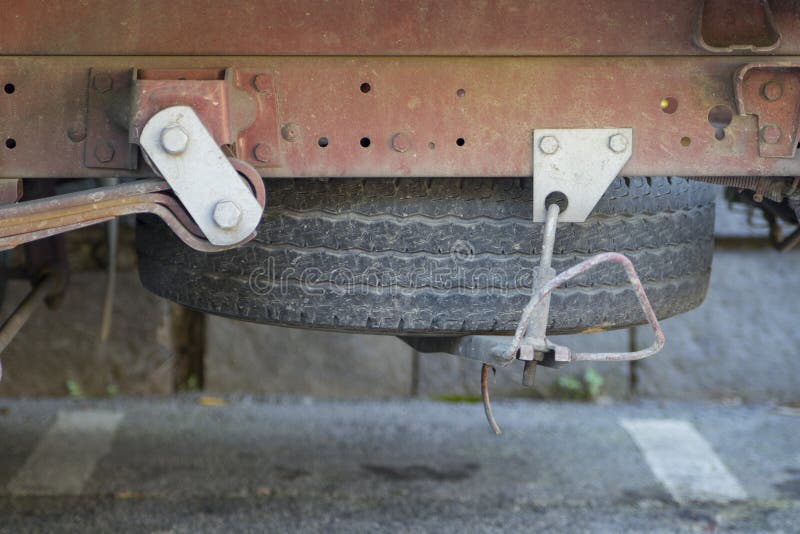 Roue de secours de vintage image stock. Image du pneu - 48223103