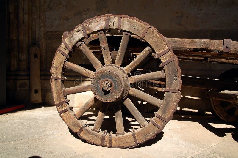 Une roue antique photo stock. Image du pâturage, herbe - 20403096