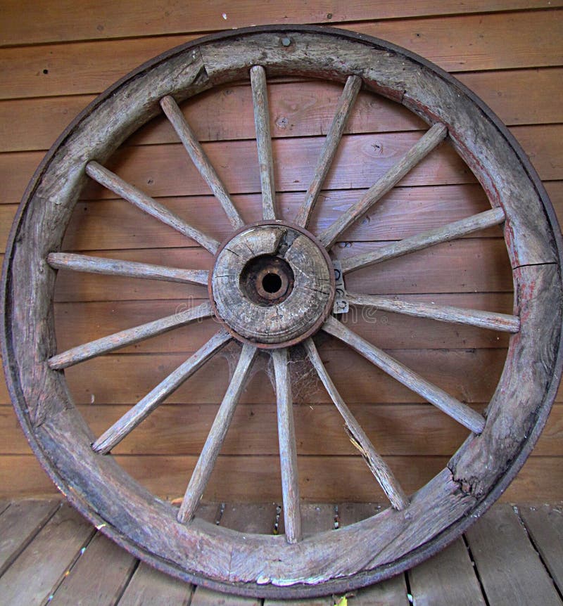Roue en bois de chariot photo stock. Image du cercle, blanc - 4697132