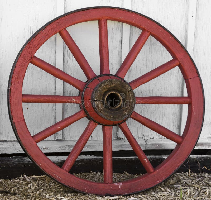 Roue en bois rouge photo stock. Image du cercle, handmade - 31587978