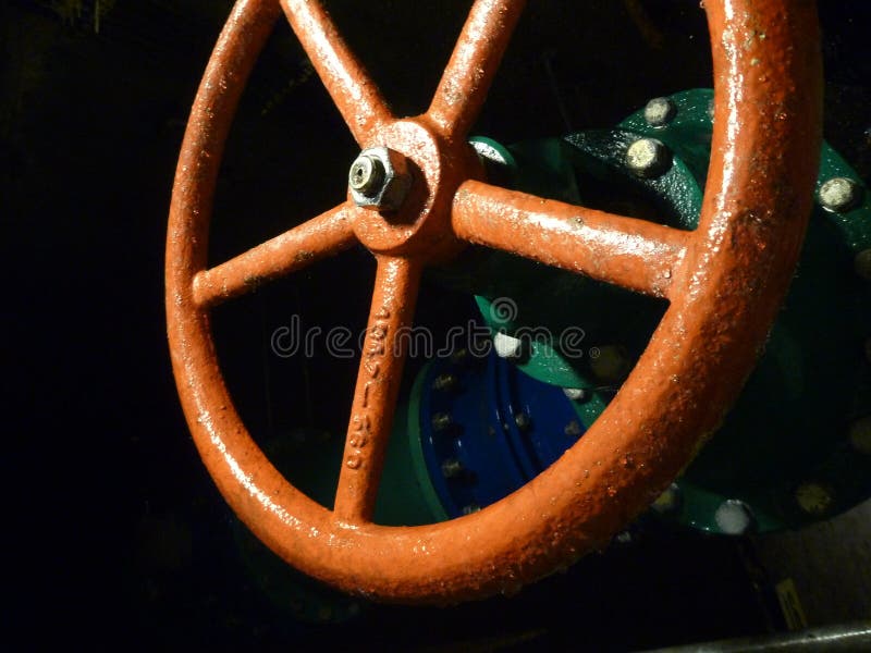 Roue Rouge Pour Fermer Un Grand Tuyau Photo stock - Image du objet ...