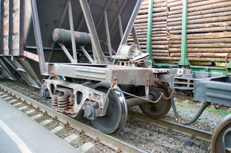 Roues De Chemin De Fer Des Wagons De Marchandises Sur Des Rails Avec ...