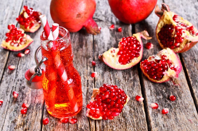 Pleine Bouteille De Cocktail Alcoolique Rouge Image stock - Image du ...