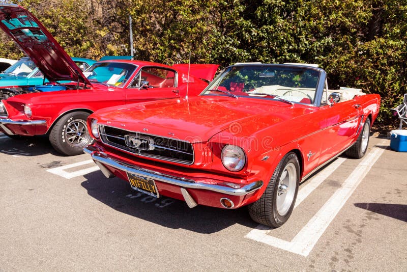 Rouge Ford Mustang 1965 image stock éditorial. Image du morgan - 78348379