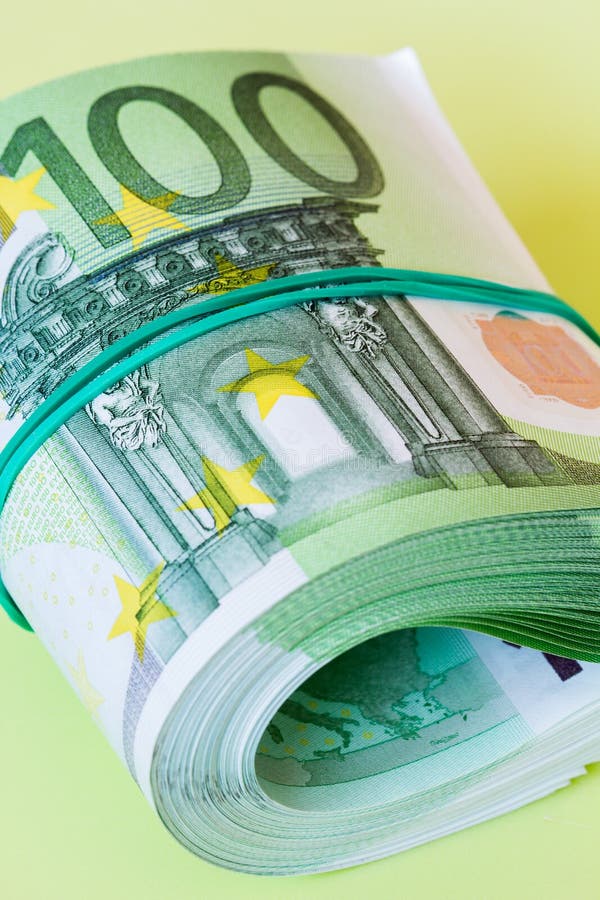 Rouleau De Cents Euro Billets De Banque. Photo stock - Image du ...