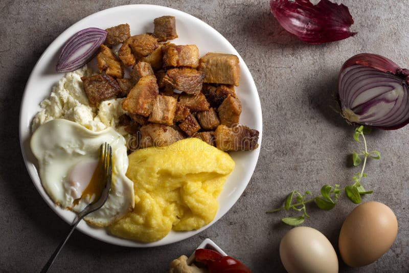 Nourriture Roumaine Traditionnelle Tochitura Moldoveneasca Image stock ...