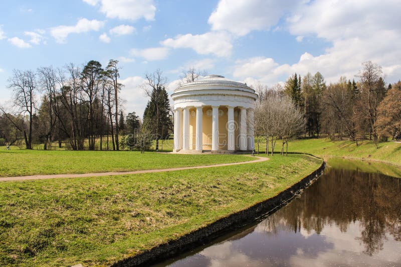 Round Building with Columns. Editorial Photo - Image of water, lawn ...