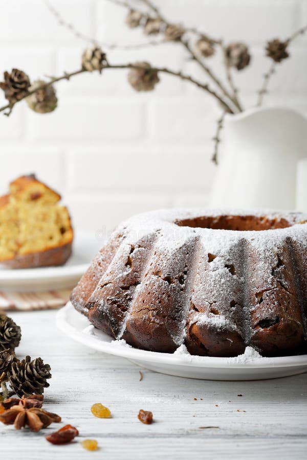 Round Christmas Cake on Plate Stock Image - Image of winter, sweet ...
