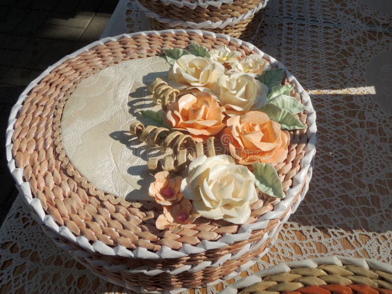 Round Cream-coloured Handicraft Paper Box Decorated with Roses Stock ...