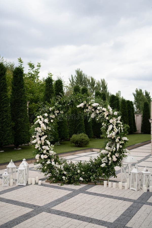 Round Flower Arch. Circle Wedding Ceremony Arch. Trend. Outside ...