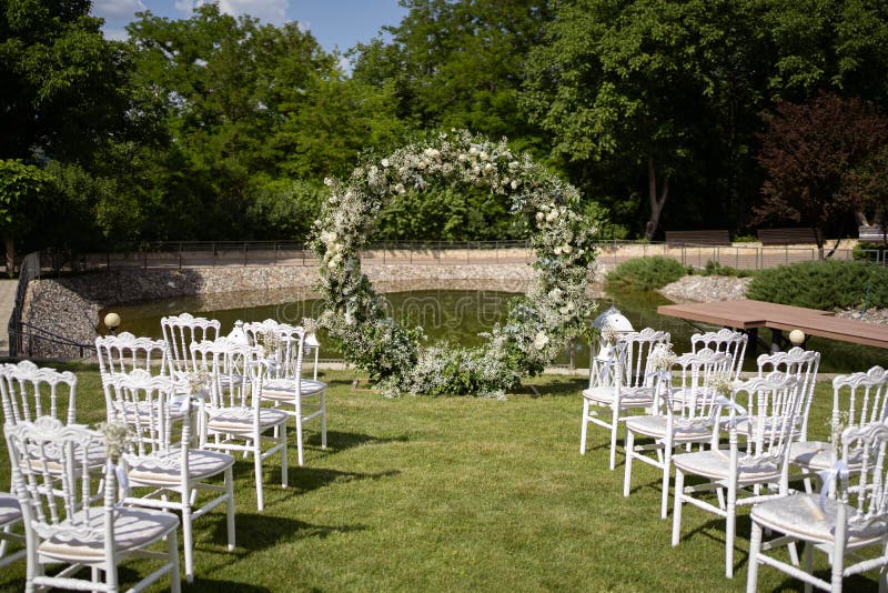 Round Flower Arch. Circle Wedding Ceremony Arch. Trend. Outside ...