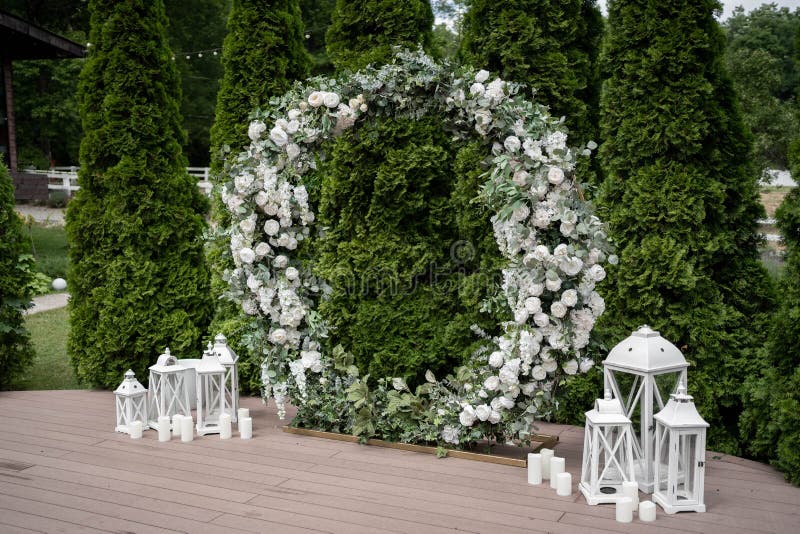 Round Flower Arch. Circle Wedding Ceremony Arch. Trend. Outside ...