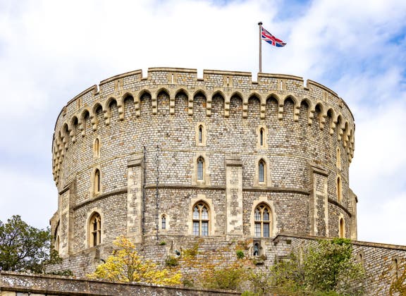 Round Tower of Windsor Castle in Spring, UK Stock Illustration ...