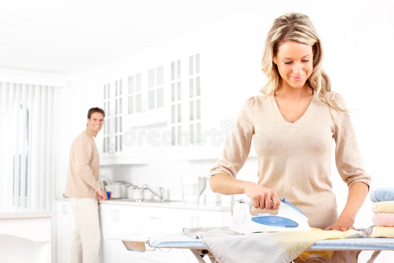 Roupa passando da mulher foto de stock. Imagem de bonito - 12948864